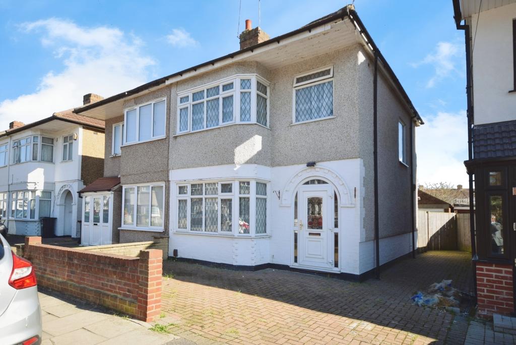 Jarrow Road Romford RM6 3 bed semi-detached house to rent - £1,900 pcm ...