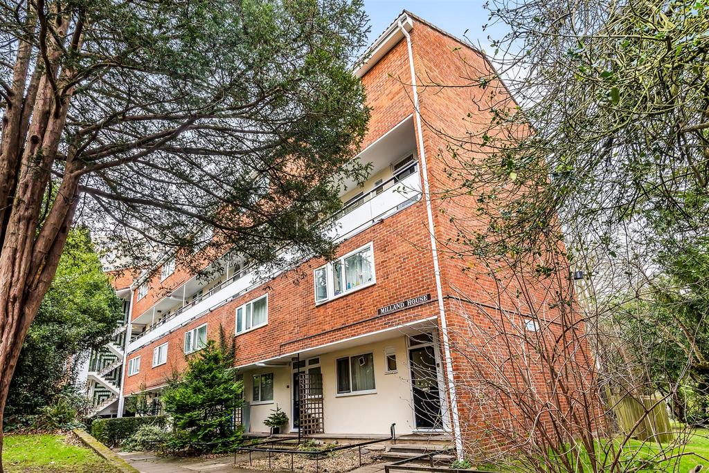 Bessborough Road, Roehampton SW15 4 bed flat to rent - £2,600 pcm (£600 pw)