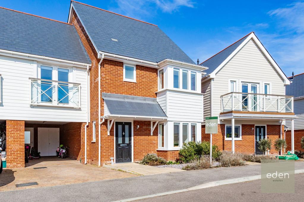 Matthews Close, Snodland, ME6 4 bed link detached house - £420,000