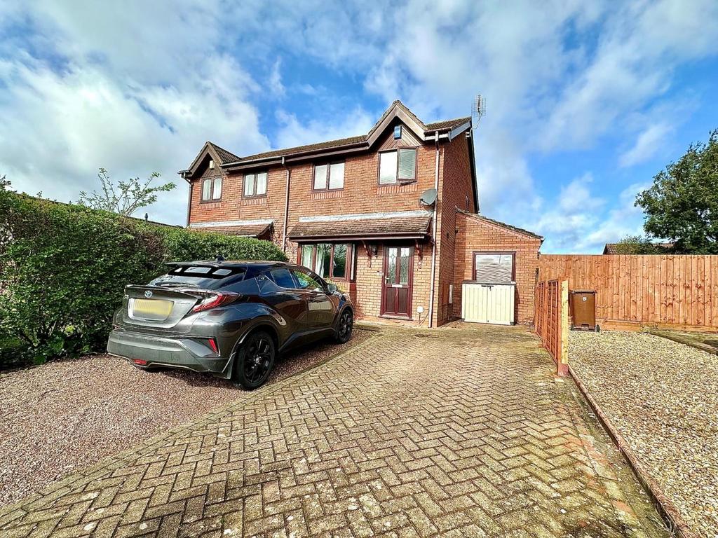 Claregate, East Hunsbury, Northampton... 4 bed semi-detached house - £ ...
