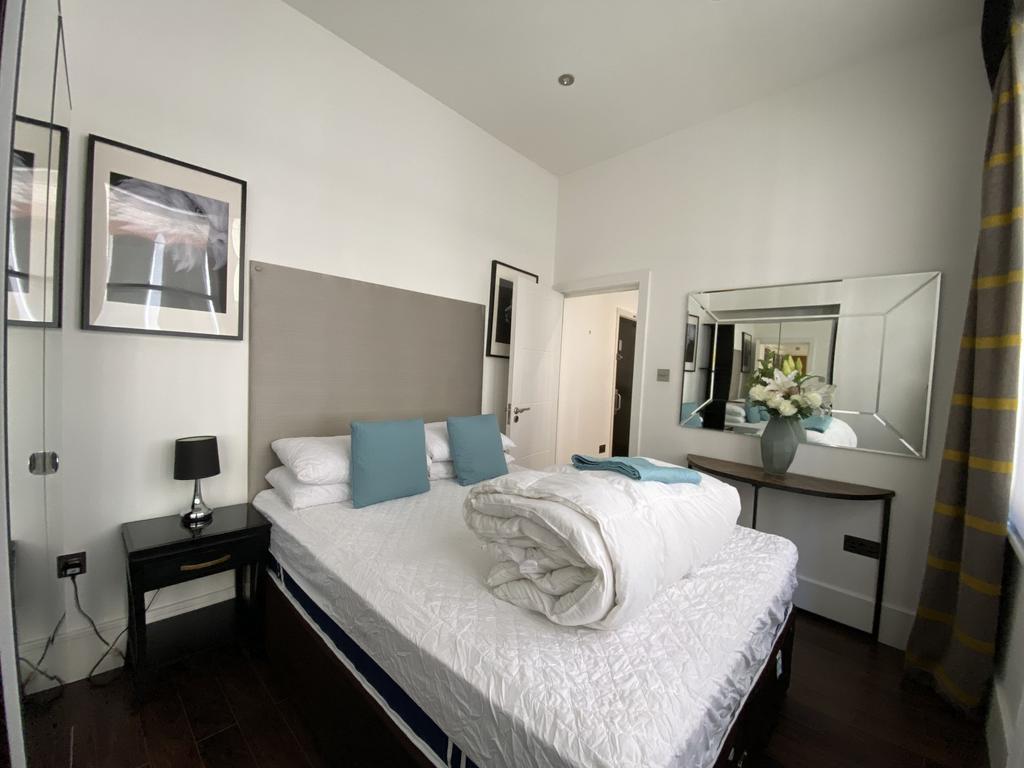 Ludgate Square, London, EC4M 1 bed flat to rent - £1,999 pcm (£461 pw)