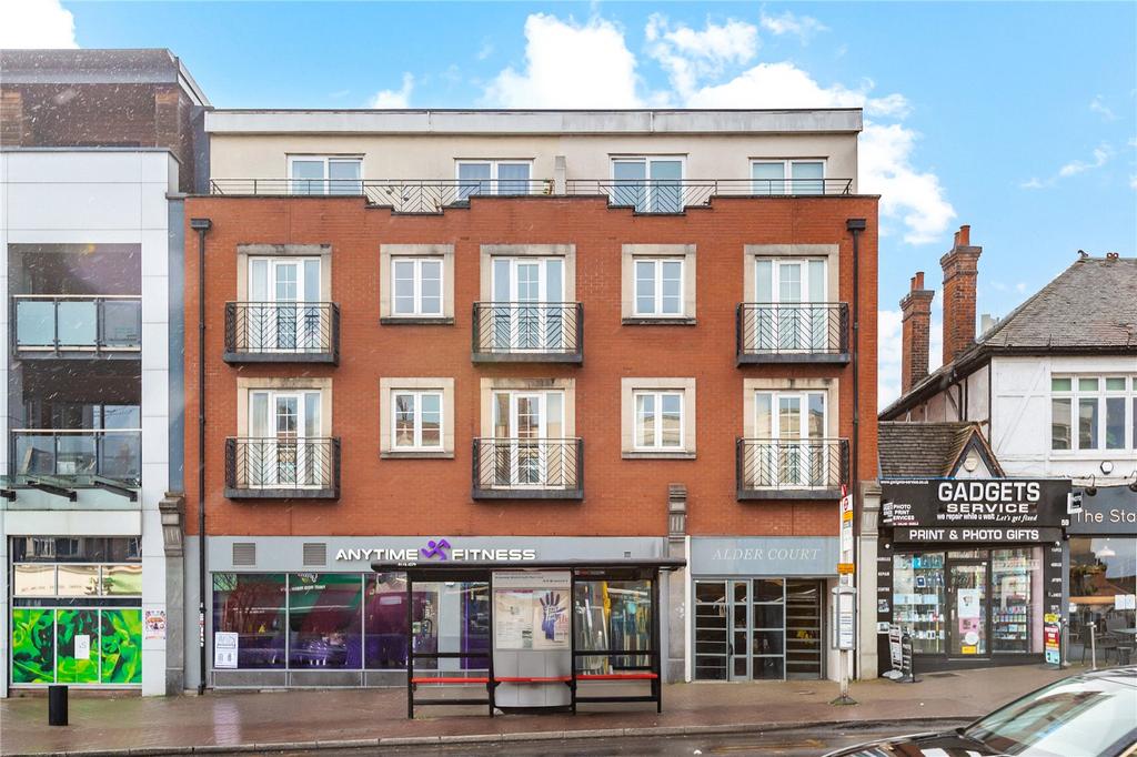 Station Road, Upminster, RM14 2 bed apartment - £325,000