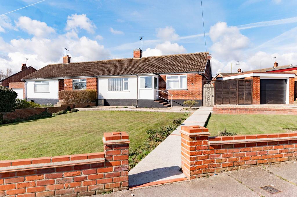 Pound Farm Drive, Lowestoft 2 bed semi-detached bungalow for sale - £ ...