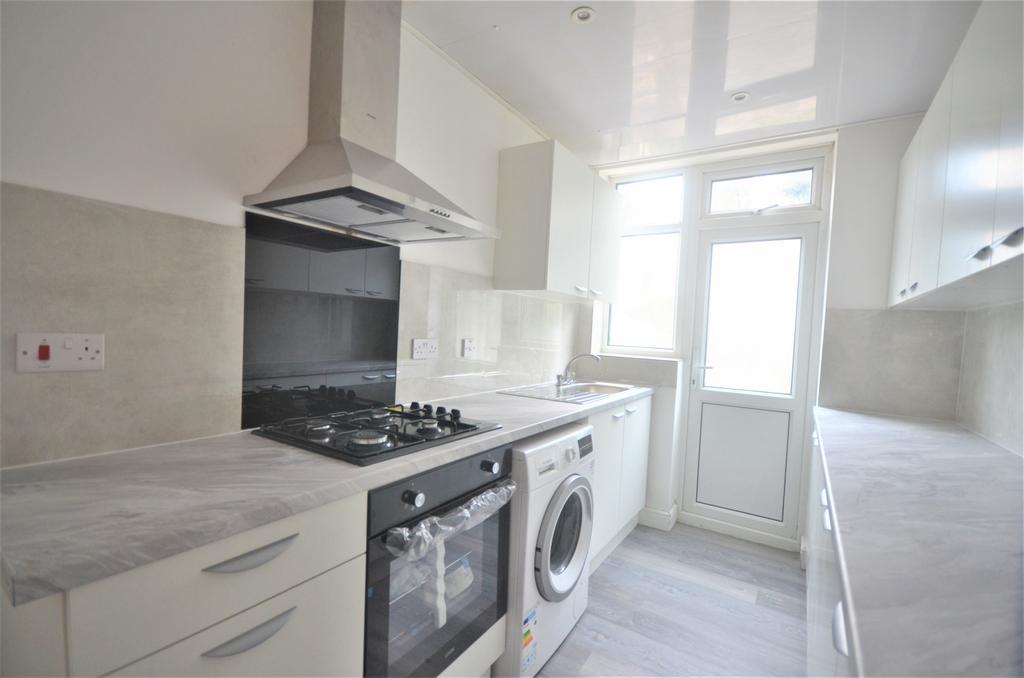 Fremantle Road, IG6 2AZ 3 bed end of terrace house - £2,500 pcm (£577 pw)