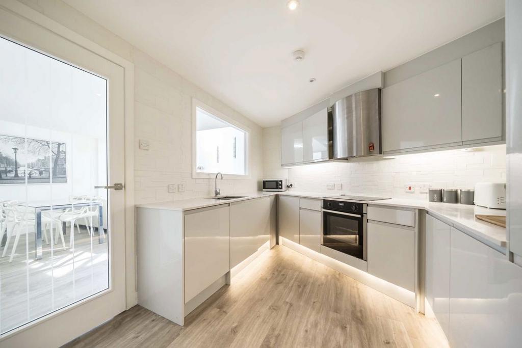 Manchester Road, London E14 3 bed flat - £3,324 pcm (£767 pw)