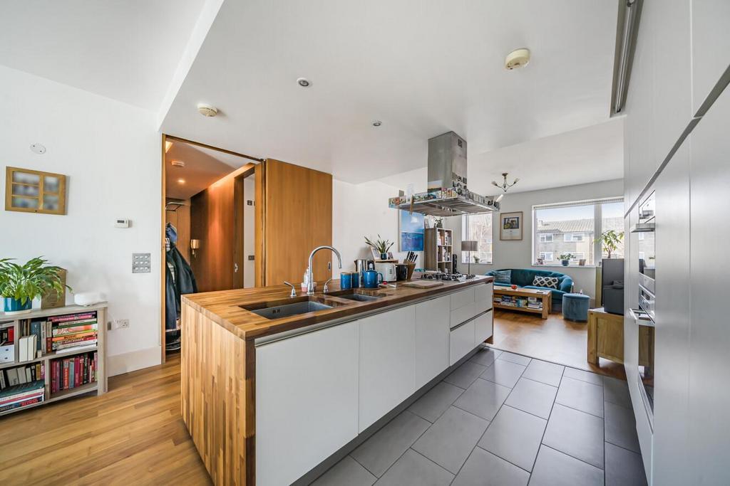 Carlton Drive, Putney, London, SW15 2 bed flat - £800,000