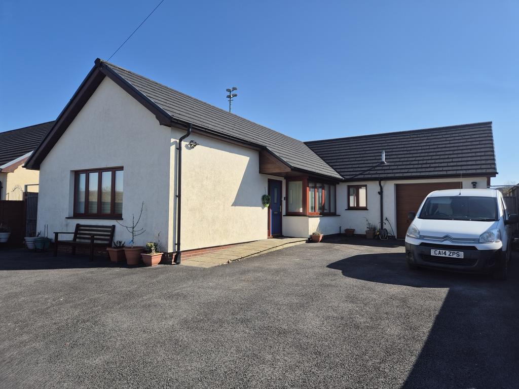 Llangadog SA19 2 bed detached bungalow - £324,950