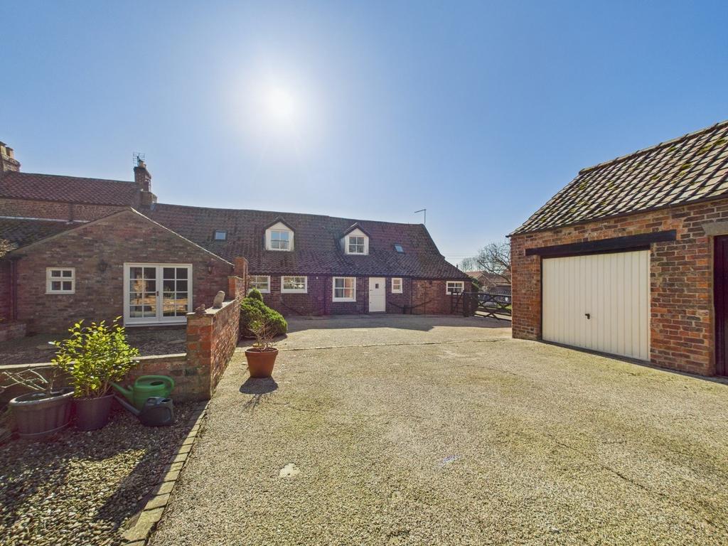 Main Street, North Frodingham, YO25 8LA 4 bed cottage for sale - £399,950