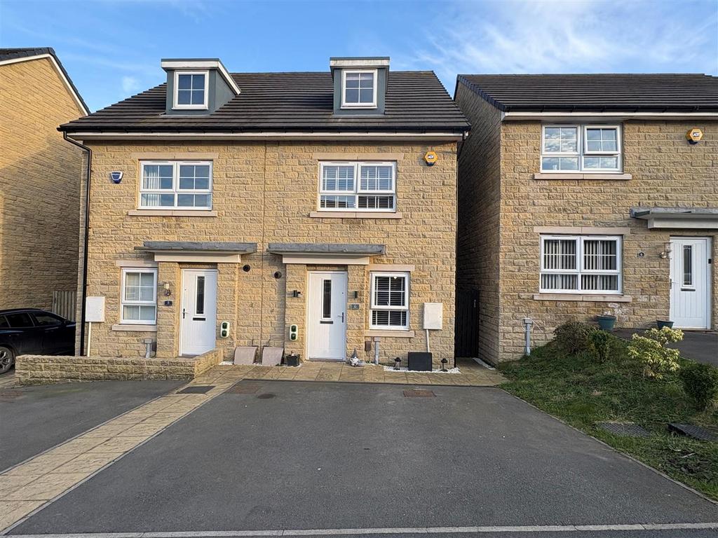 Rambling Walk, Clayton, Bradford 4 bed semi-detached house for sale - £ ...