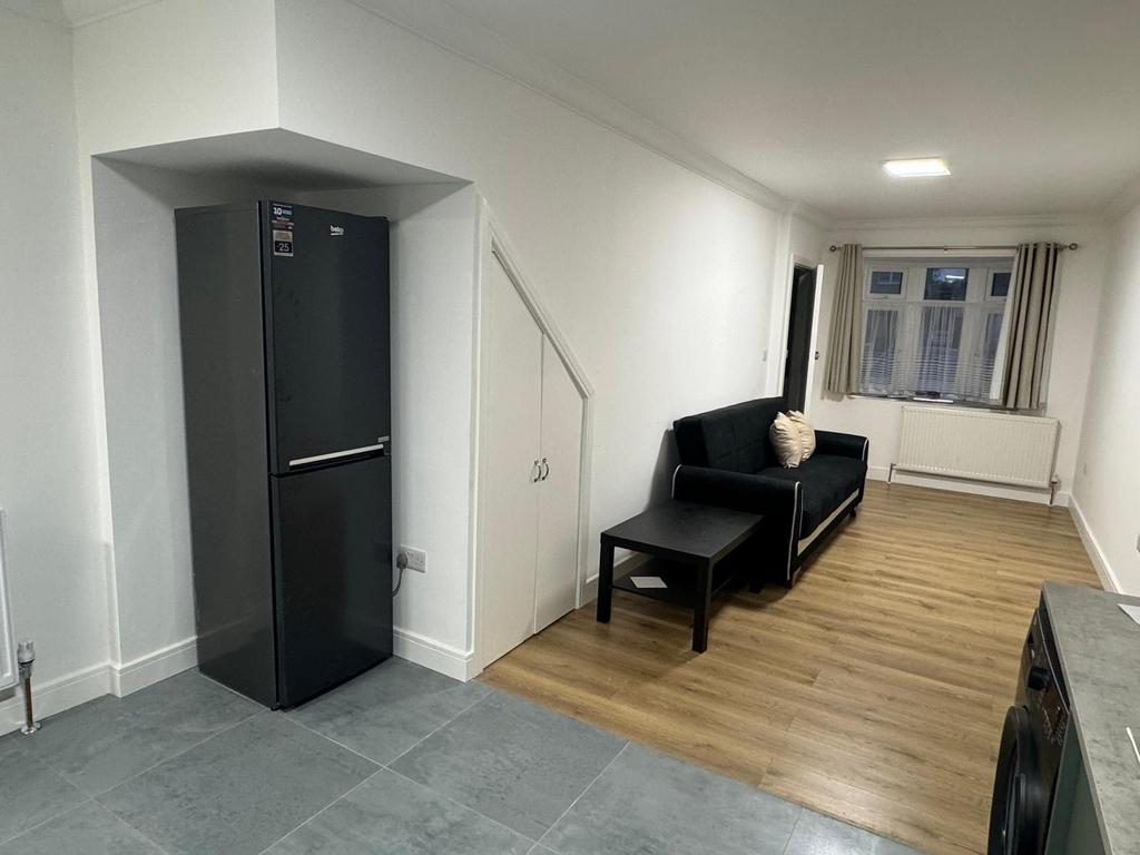 a Baron Gardens, Ilford 1 bed flat to rent - £1,800 pcm (£415 pw)