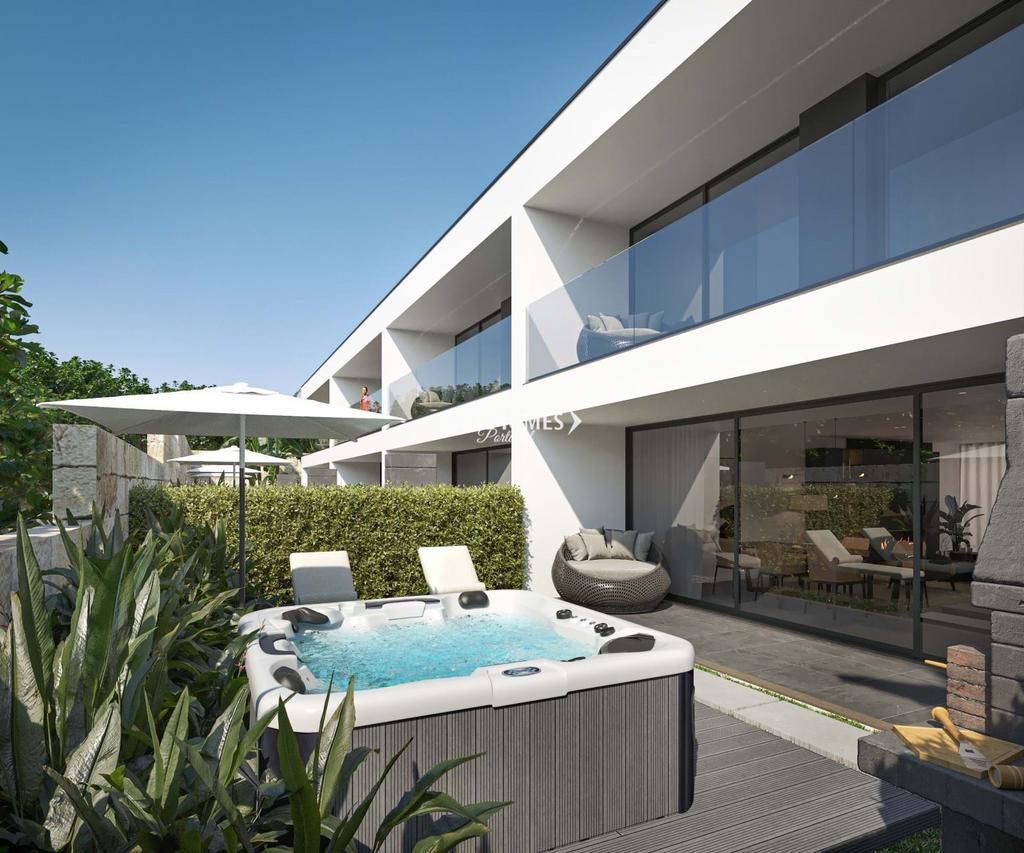 Mosqueira, Albufeira Algarve 3 bed townhouse - £497,992* (€595,000)