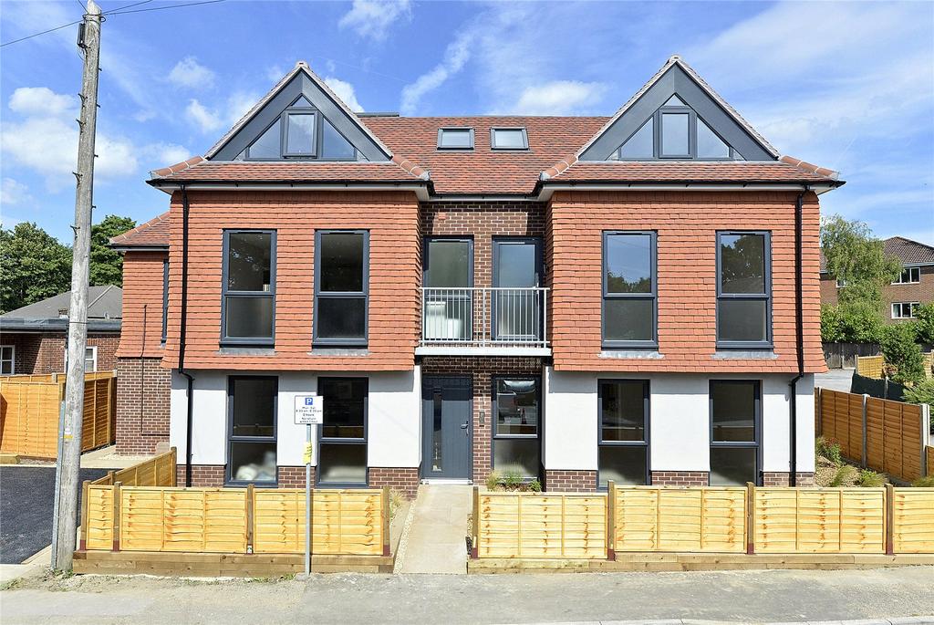 Lion Mead, Haslemere, Surrey, GU27 2 bed flat - £265,000