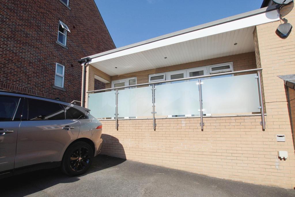 Queen Street, Morley, LS27 2 bed flat - £850 pcm (£196 pw)