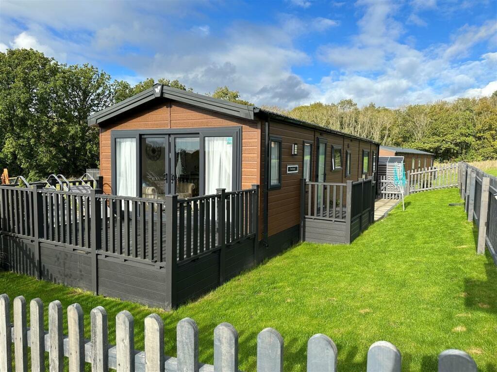 MIll Lane, Hawksworth Leeds 2 bed park home - £75,000