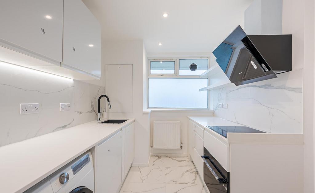 COOKS ROAD, SE17 2 bed flat to rent - £1,998 pcm (£461 pw)
