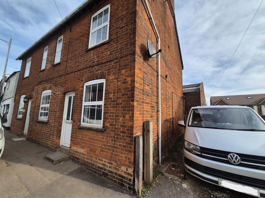 High Street, Codicote 2 bed house - £1,400 pcm (£323 pw)