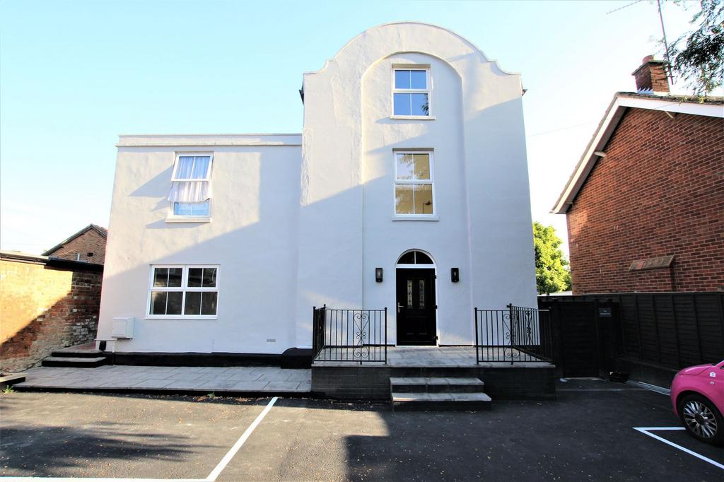 69a London Road, Gloucester GL1 1 bed flat - £800 pcm (£185 pw)