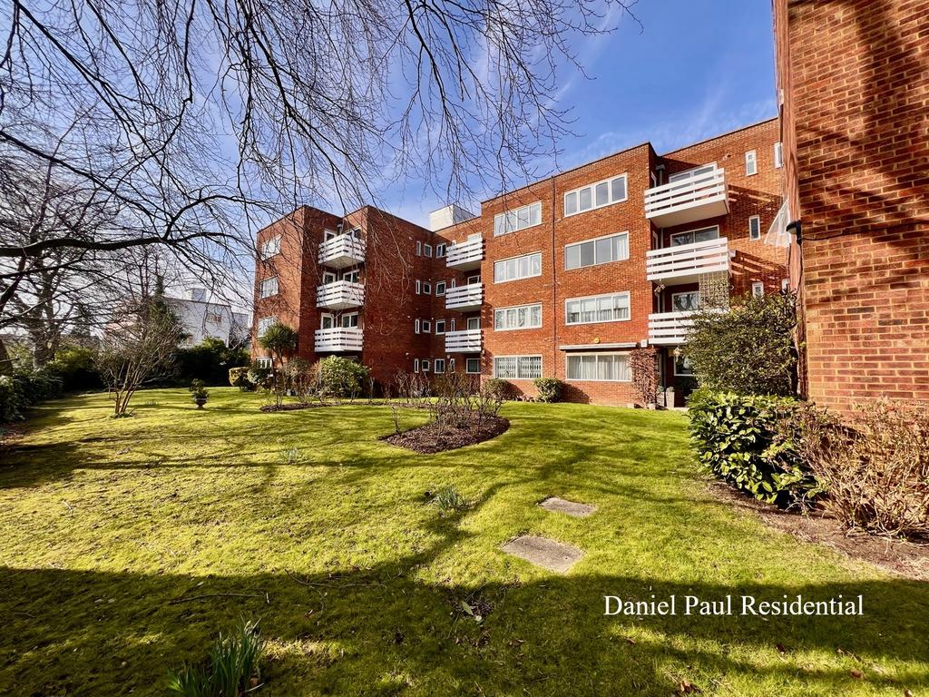 Park View Road 3 bed flat - £2,496 pcm (£576 pw)