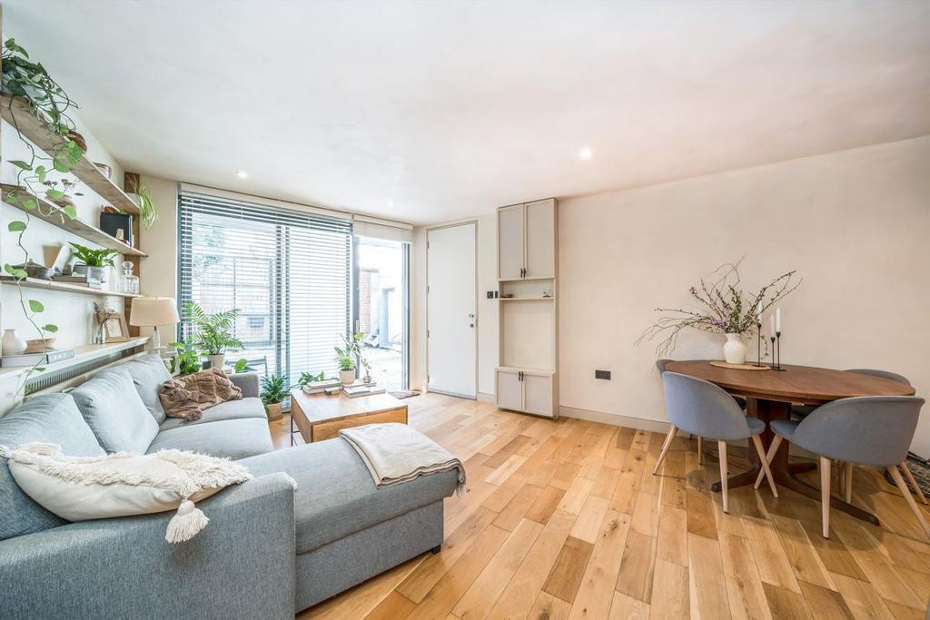 Cadmus Close, London SW4 2 bed flat - £575,000