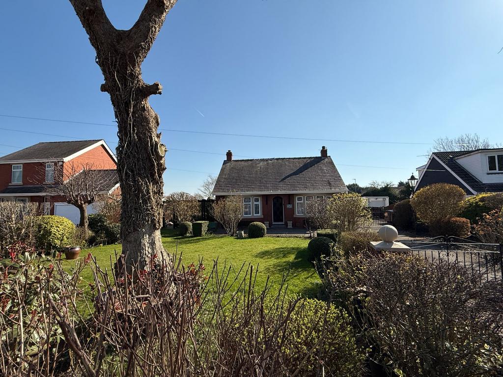 Lytham Road, Warton, PR4 4 bed detached bungalow to rent - £1,200 pcm ...