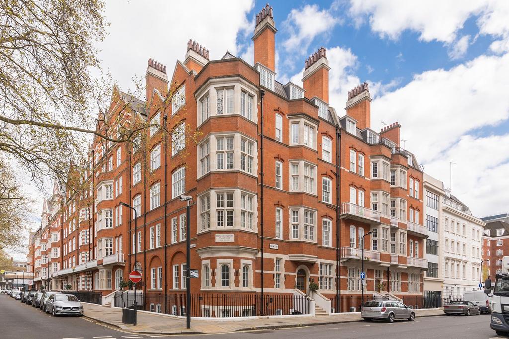 Bedford Avenue, London WC1B 2 bed flat - £3,900 pcm (£900 pw)