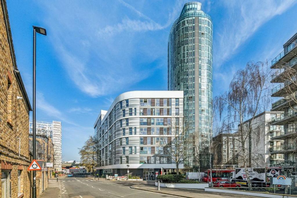 Ealing Road, Brentford TW8 2 bed flat - £2,297 pcm (£530 pw)
