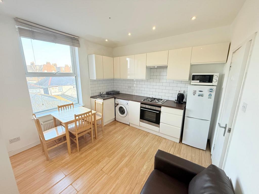 Hornsey Road London, N7 2 bed flat - £1,750 pcm (£404 pw)