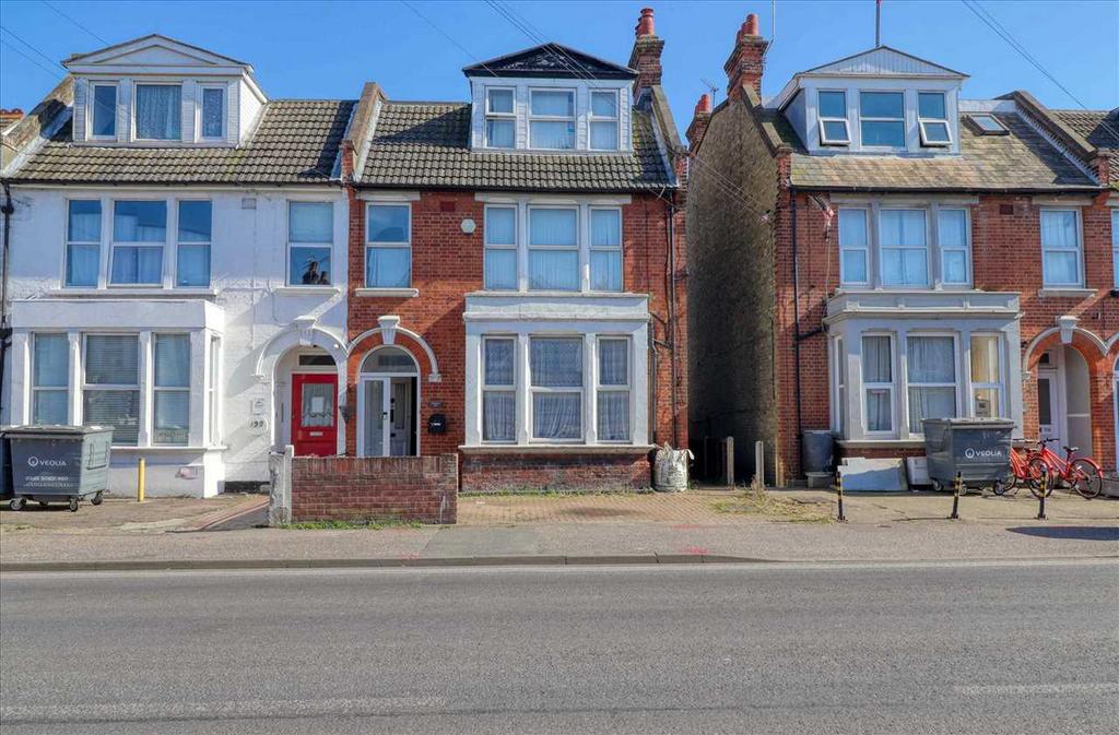 Clacton on Sea CO15 5 bed semi-detached house - £300,000