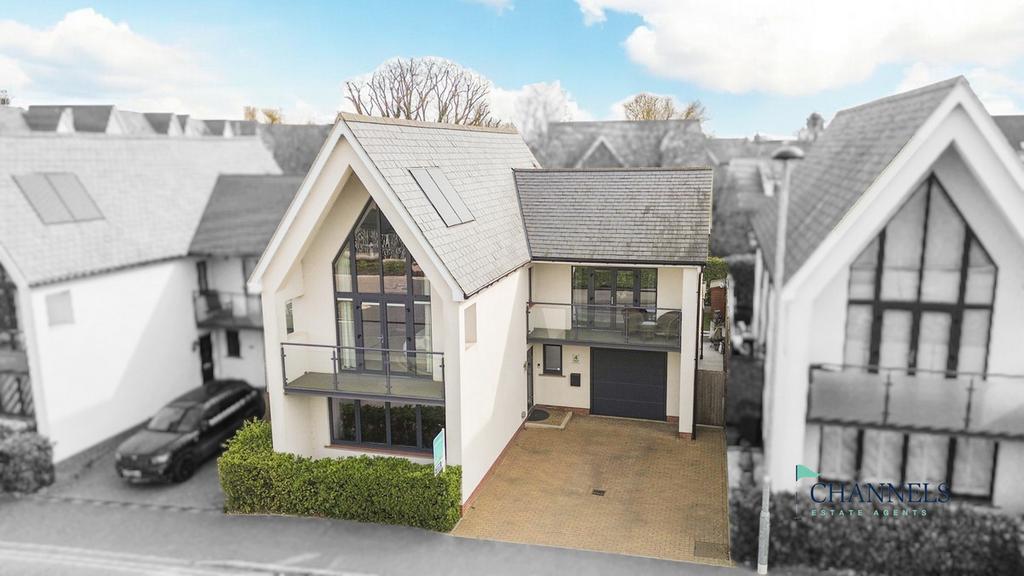 Channels, Chelmsford CM3 4 bed detached house - £710,000