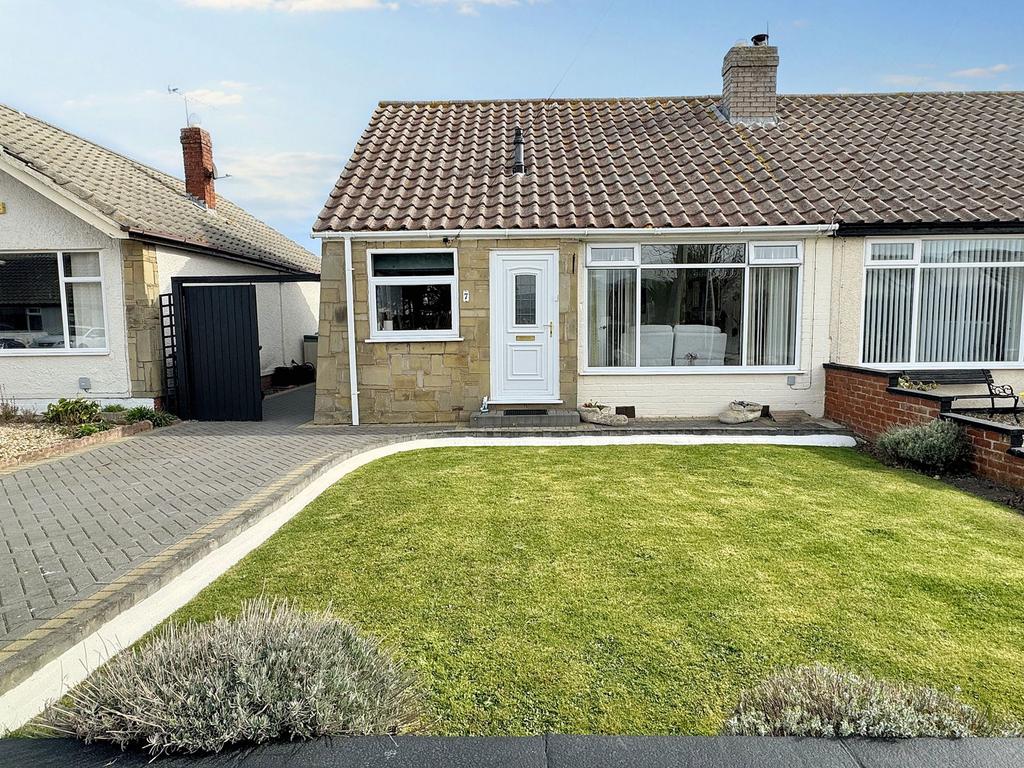Lon Y Cyll, Pensarn, LL22 7RN 2 bed semi-detached bungalow - £159,950