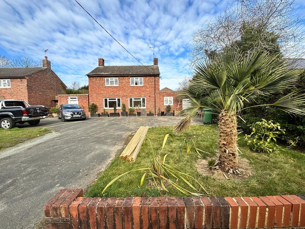 Madan Road, Westerham, Kent, TN16 3 bed maisonette - £2,200 pcm (£508 pw)
