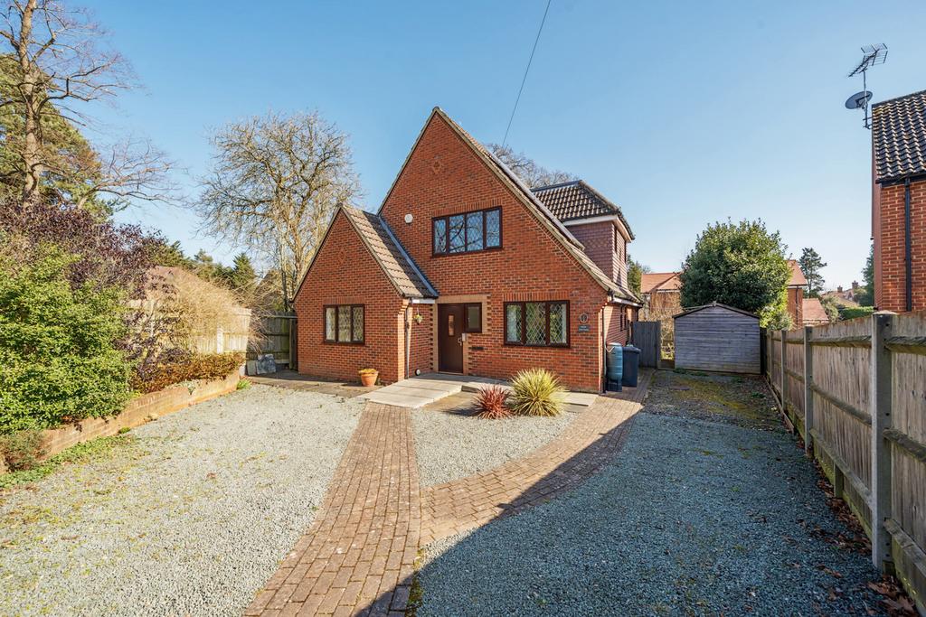 Sefton Paddock, Stoke Poges 2 bed detached house for sale - £725,000
