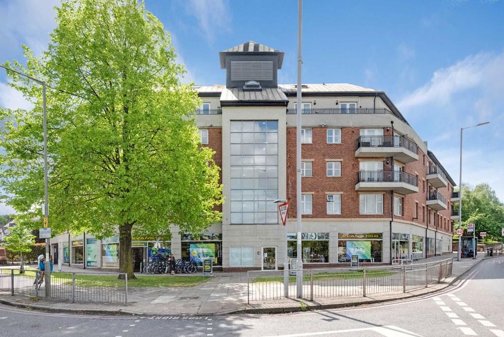 Greyhound Hill, London NW4 2 bed flat - £2,000 pcm (£462 pw)