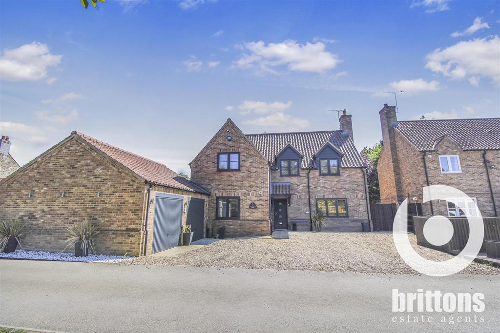 High Road, Saddlebow, King's Lynn 4 bed detached house - £399,995