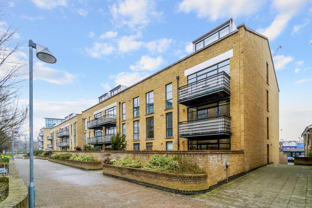 Town Meadow, Brentford, TW8 3 bed apartment for sale - £625,000