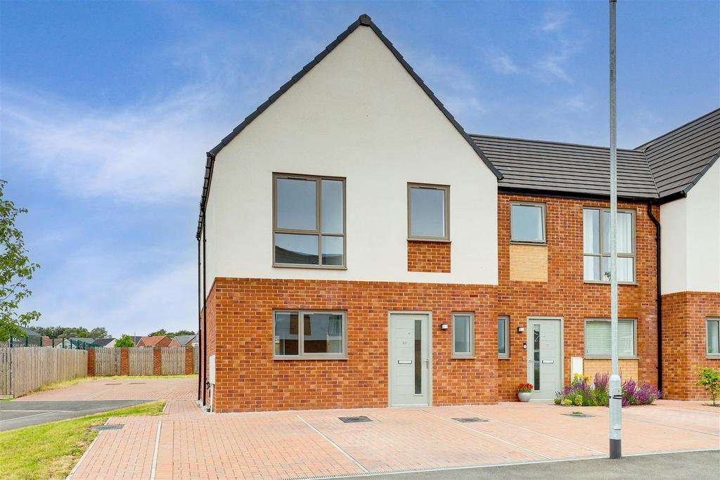 Harker Close, Hucknall NG15 3 bed townhouse - £1,075 pcm (£248 pw)