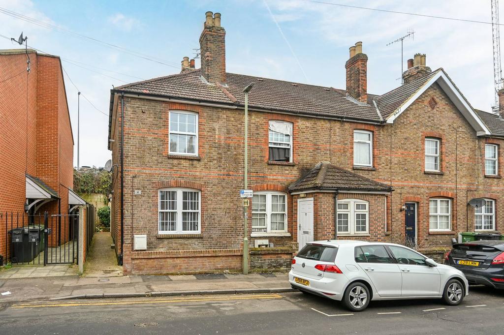 Walnut Tree Close, Guildford, GU1 2 bed end of terrace house - £2,500 ...
