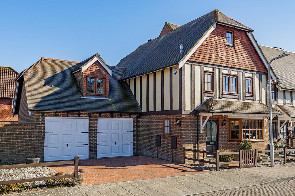 Sandpiper Road, Hawkinge, CT18 4 bed semi-detached house - £500,000