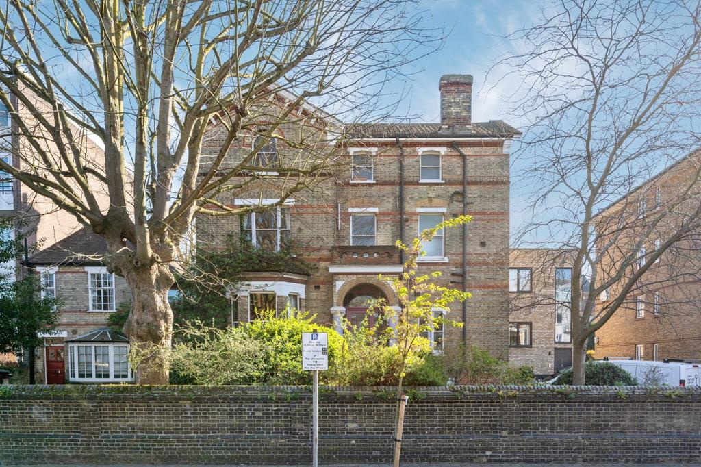Carlton Drive, Putney, London 3 bed flat - £3,500 pcm (£808 pw)
