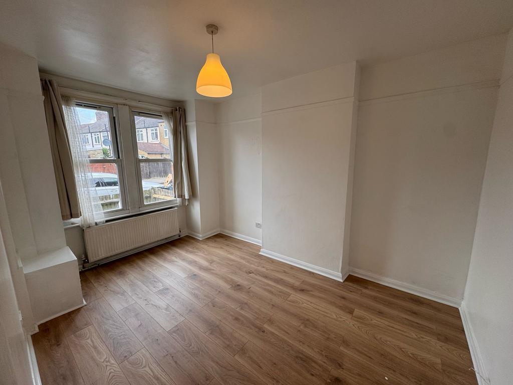 Thornton Heath CR7 2 bed maisonette to rent - £1,600 pcm (£369 pw)