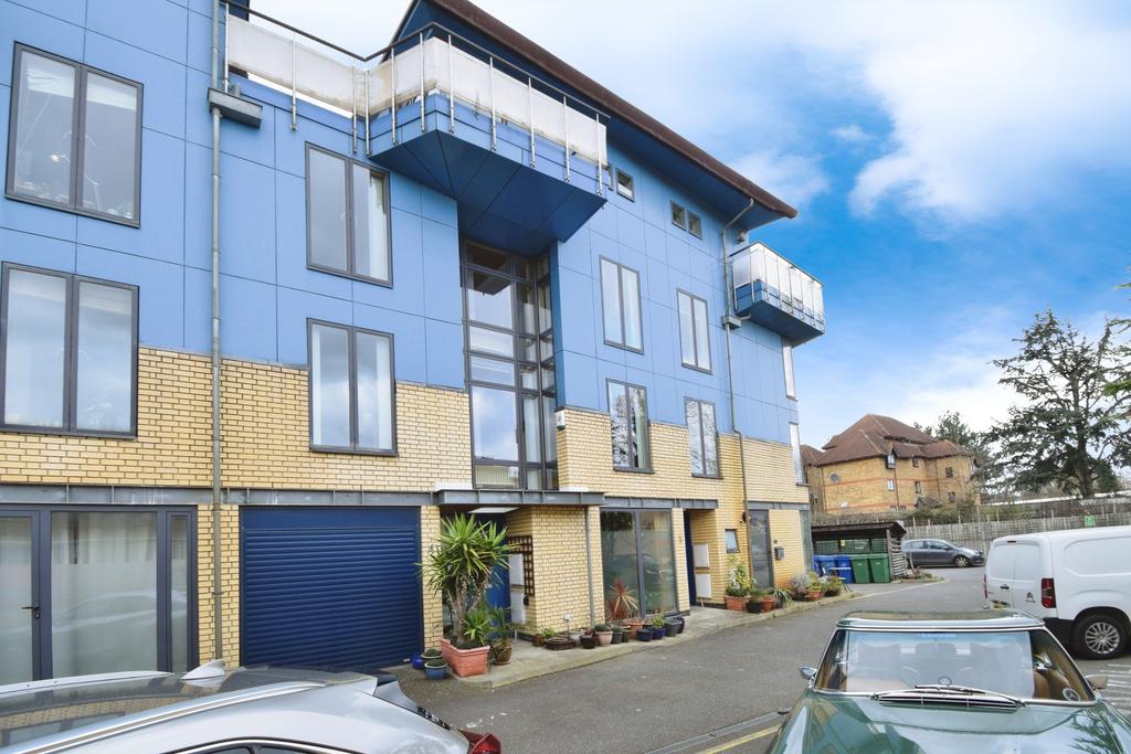 Draymans Mews, SE15 4 bed terraced house - £4,000 pcm (£923 pw)