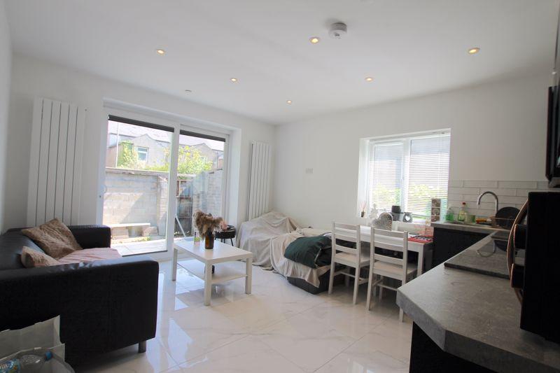 Splott Road, Cardiff CF24 2 bed apartment - £1,050 pcm (£242 pw)