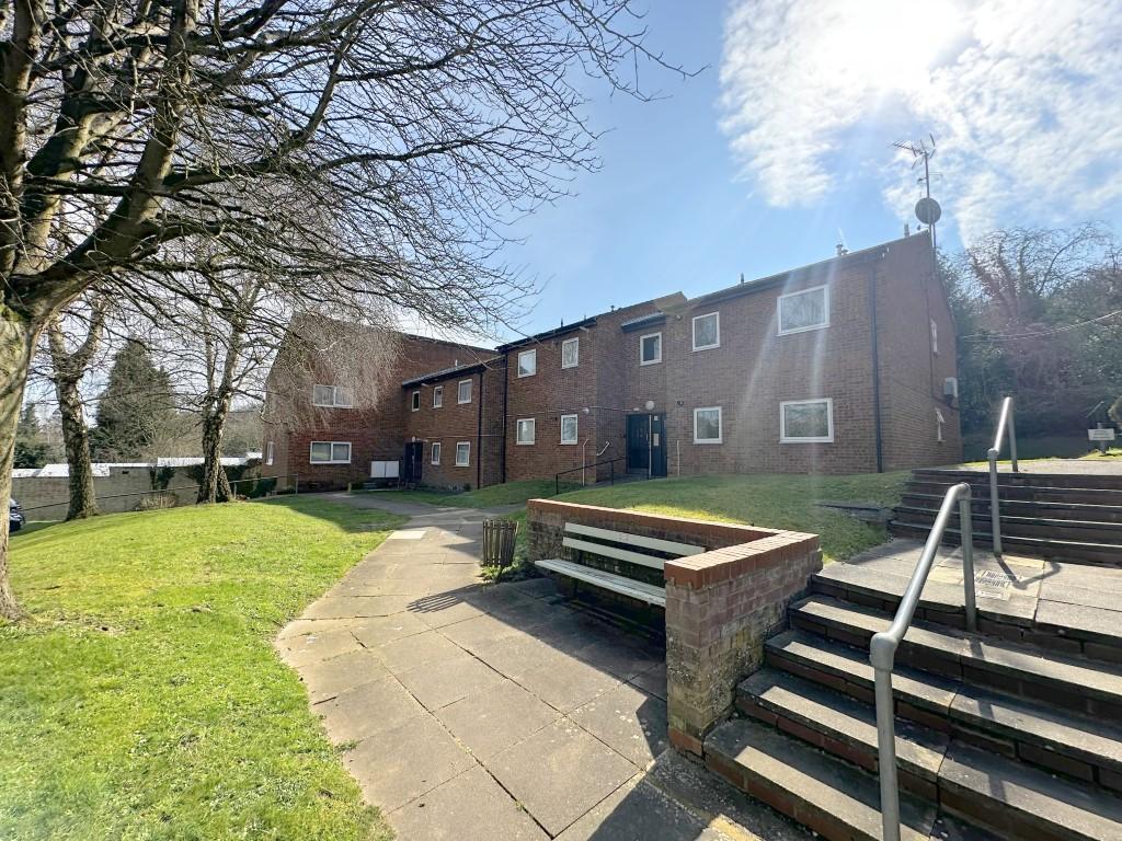 Rowan Close, Luton, LU1 1JF 2 bed apartment - £1,150 pcm (£265 pw)