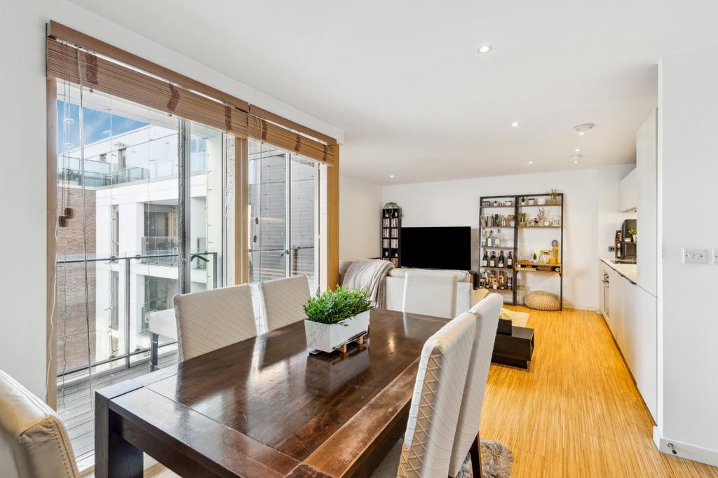 Wingate Square, London SW4 2 bed flat - £2,900 pcm (£669 pw)