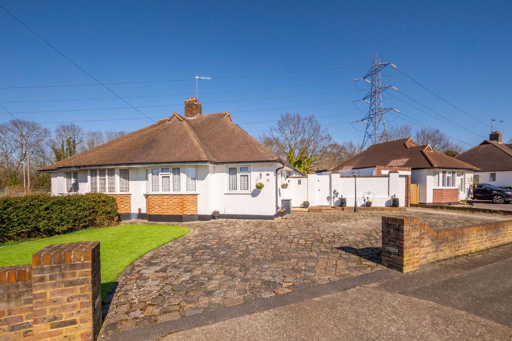 Burford Road, Worcester Park KT4 3 bed bungalow for sale - £675,000