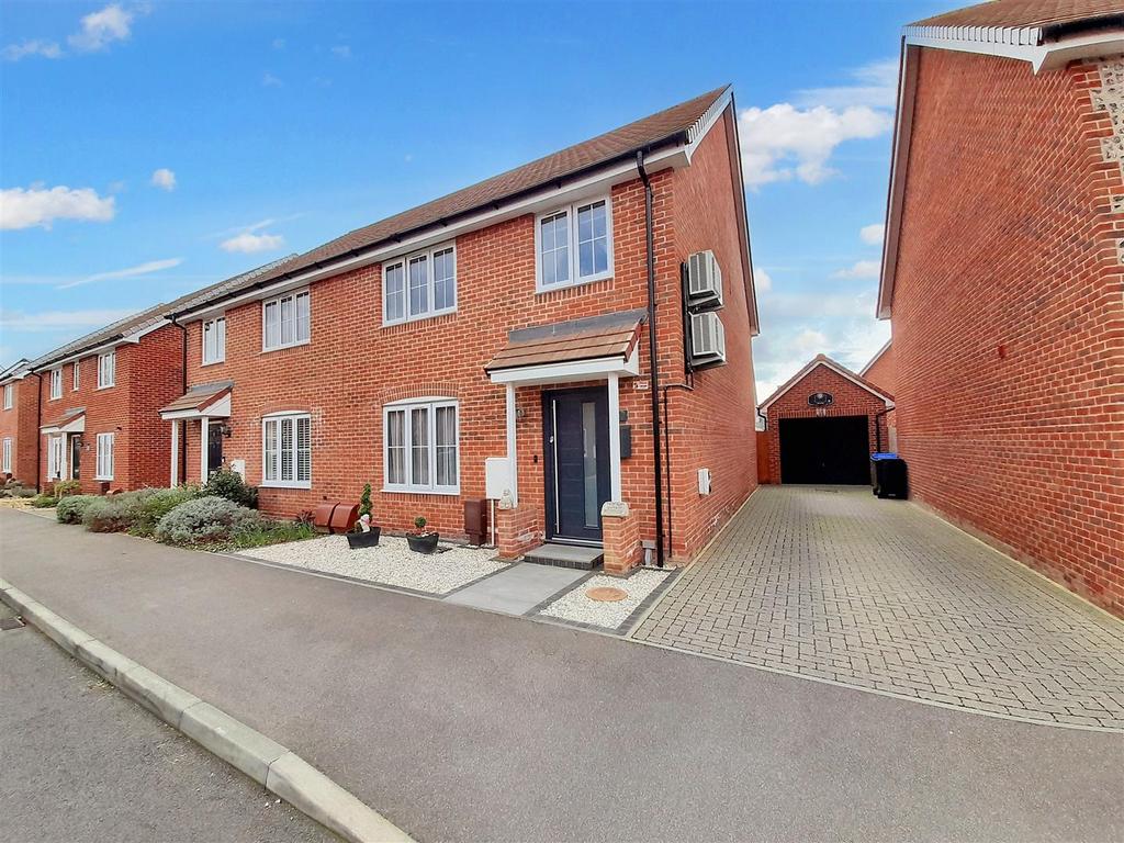 Peckham Chase, Eastergate 4 bed semi-detached house - £400,000
