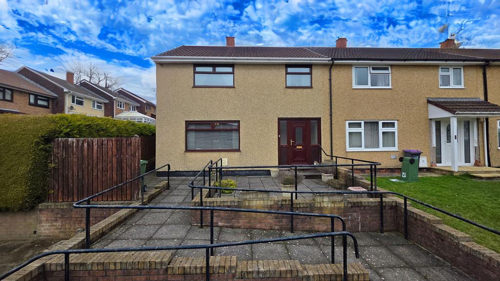 Wood Path, Cwmbran NP44 3 bed end of terrace house - £170,000