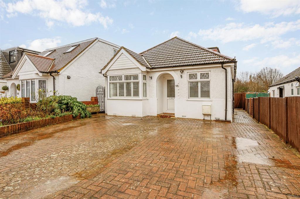 Ravenor Park Road Greenford 4 bed bungalow - £3,250 pcm (£750 pw)
