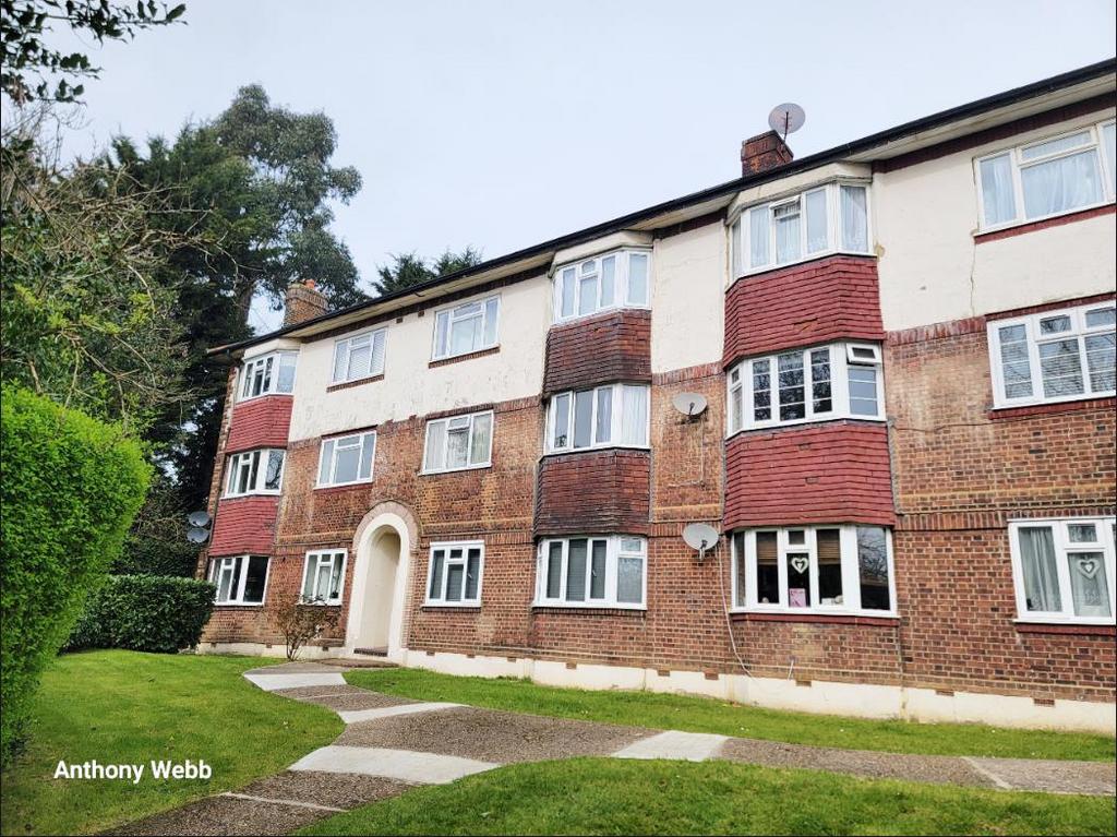 Hadley Hall, Lynwood Grove, London N21 2 bed flat - £1,650 pcm (£381 pw)
