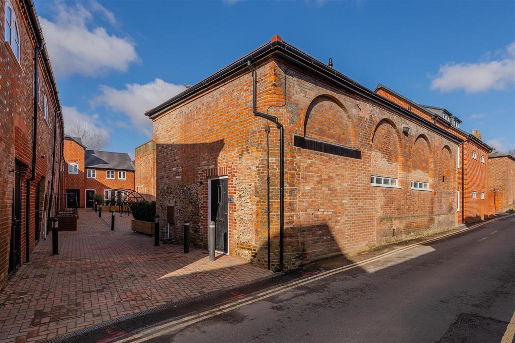 Brewhouse Yard, Wallingford OX10 2 bed end of terrace house - £1,400 ...